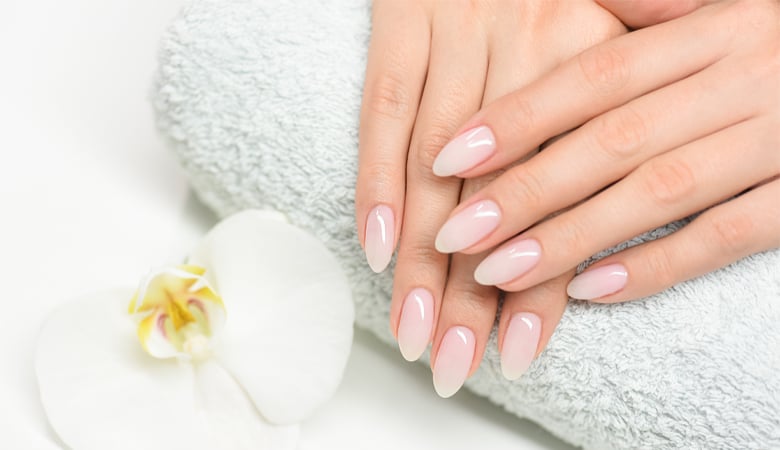 Manikyyri + kestolakkaus | -53 % | Turku | Offerilla