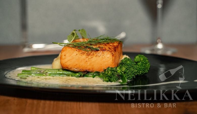 Grillipihvi, lehtipihvi, grillattu lohi tai grillattu kana -annokset